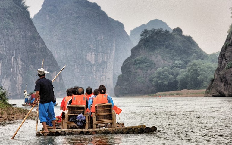 A Guide To Becoming a Local Tour Guide - Building Your Website - Strikingly