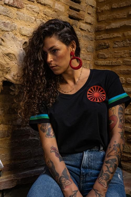 Camiseta Bandera Gitana Gipsynei Negra corte ancho