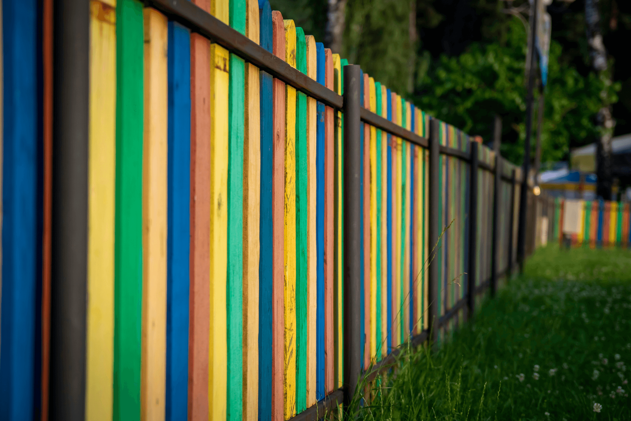 24 Fence Decoration Ideas That Make Every Yard Feel Lik...